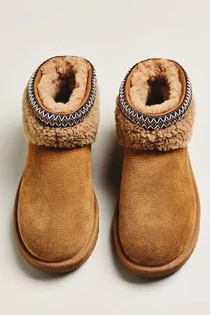 UGG Classic Ultra Mini Maxi Curly Boots - Chestnut