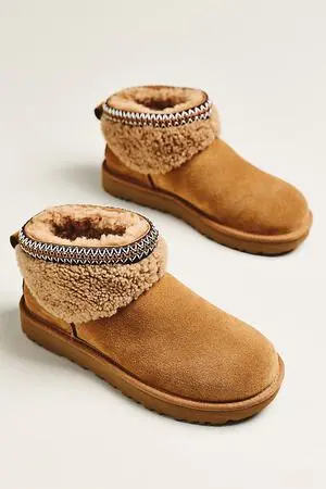 UGG Classic Ultra Mini Maxi Curly Boots - Chestnut
