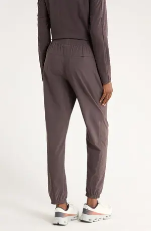 On Focus Stretch Joggers - Pebble