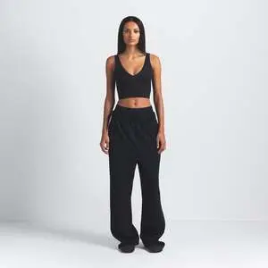 SKIMS V Neck Bra Top | Deep Neutral | | Nike Matte - Obsidian