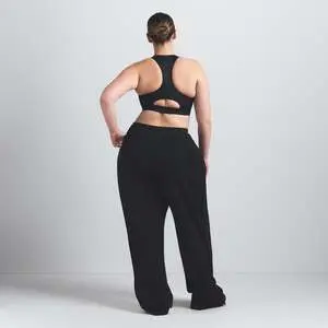 SKIMS High Neck Bra | Deep Neutral | | Nike Shine - Obsidian