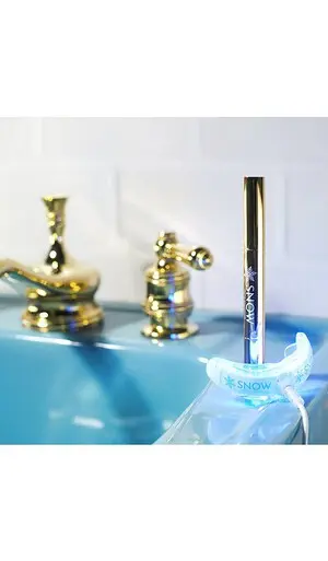 SNOW Extra-strength Teeth Whitening Gold Wand Serum