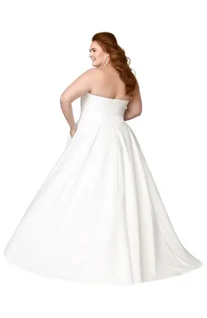 SYDNEY'S CLOSET Norma Jean Halter Wedding Dress