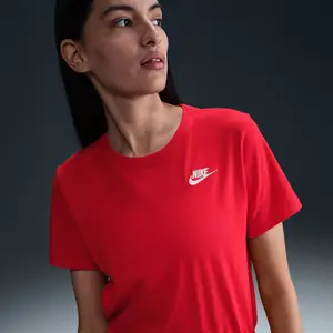 Nike Sportswear Club Essentials T-shirt - Red