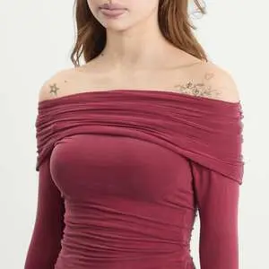 PEACHY DEN The Kylie Cold Shoulder Top - Red Sandstone