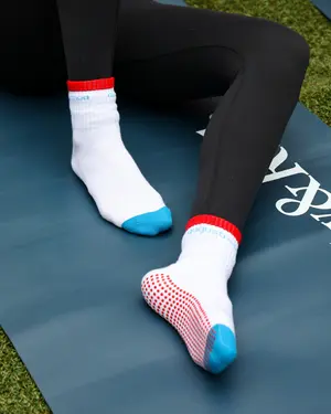 AUGUSTNOA Striped Grip Crew Socks - Stripe/red & Blu Grip