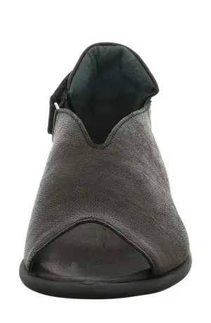 Think! Kamaa Peep-toe Sandals