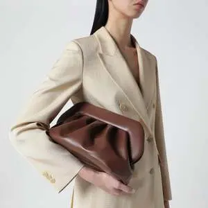 THEMOIRE Tia Clutch - Brown