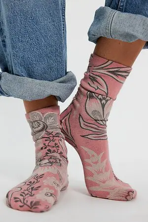 MAGNOLIA PEARL Floral Crew Socks - Pink Moxie