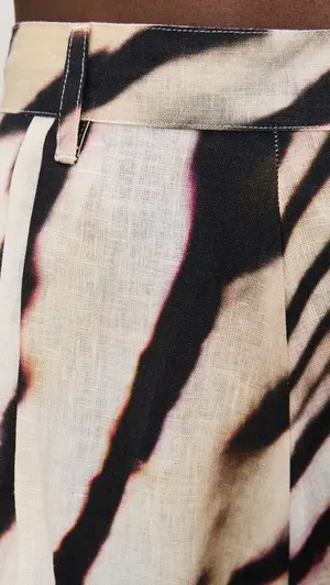 VITAMIN A The Getaway Shorts Zebra Print Linen - Shell Stripe
