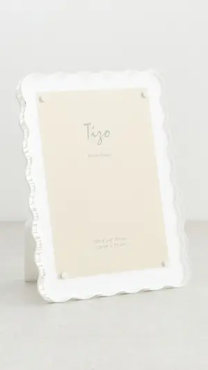 TIZO DESIGN Lucite Frame With Scalloped Design