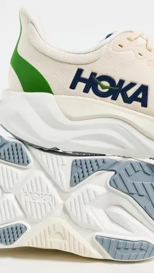 HOKA Arahi Sneakers - Alabaster / Birch