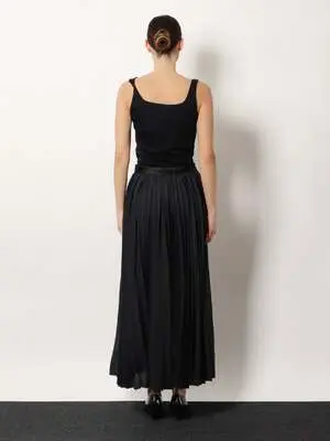 R2W Arissto Pleated Skirt - Black