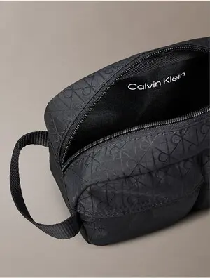 Calvin Klein Utility Emblem Dopp Kit