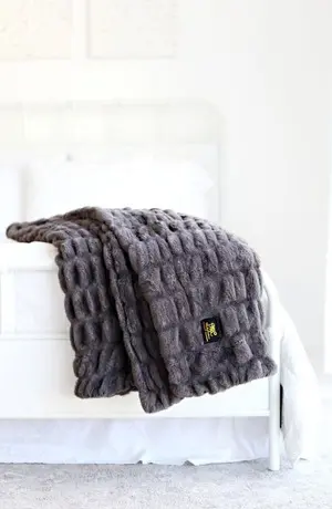 MINKY COUTURE Hugs Charcoal Blanket