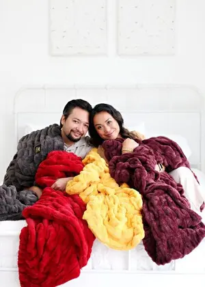 MINKY COUTURE Hugs Charcoal Blanket