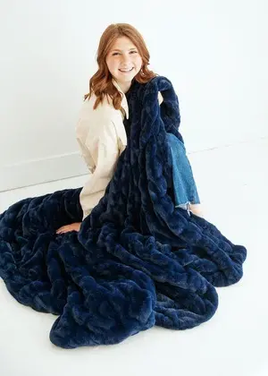 MINKY COUTURE Hugs Blanket - Navy
