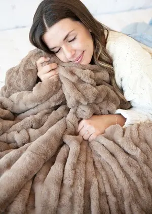 MINKY COUTURE Hugs Milk Chocolate Blanket - Brown