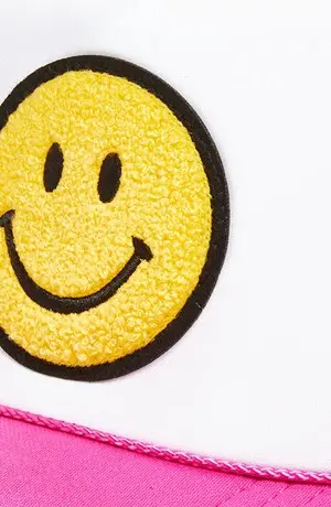 LOCAL BEACH Smiley Patch Trucker Hat - Pink/white