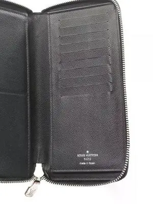 LOUIS VUITTON 2019 Zipped Leather Wallet