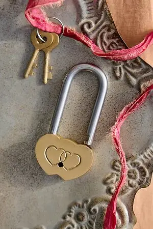 TERRAIN Engraved Double Heart Lock - Gold