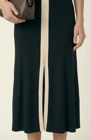 MODENAIRE Ribbed Knit Contrast Placket Midi Dress