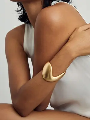 REISS Selena Sculpted Wave Cuff - Gold