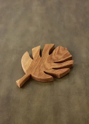 KANJU INTERIORS Palm Leaf Natrual London Plane Wood Trivet - Natural