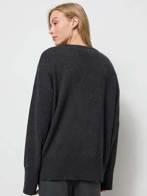 GWYN Boyfriend V-neck Sweater