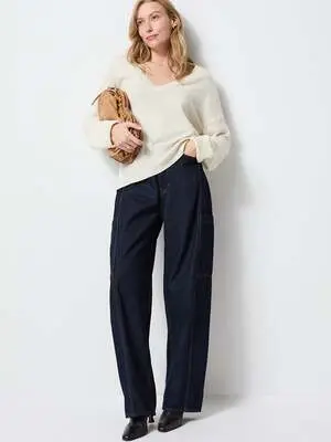 GWYN Boyfriend V-neck Sweater
