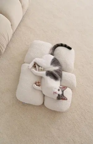 CATENARY Bouclé Pebble Cat Bed