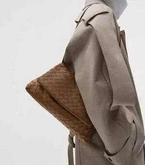 Bottega Veneta Leather Giorno Shoulder Bag - Neutral