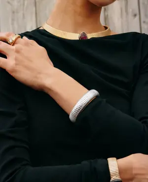 RETRO CHIC Large Gladiator Minimalist Bracelet