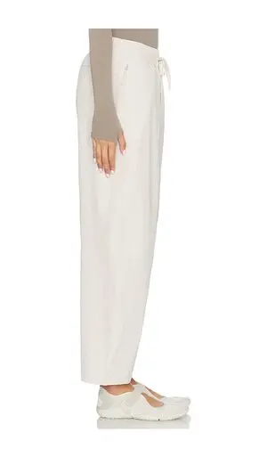 Beyond Yoga Peak Barrel Leg Pant In Beige