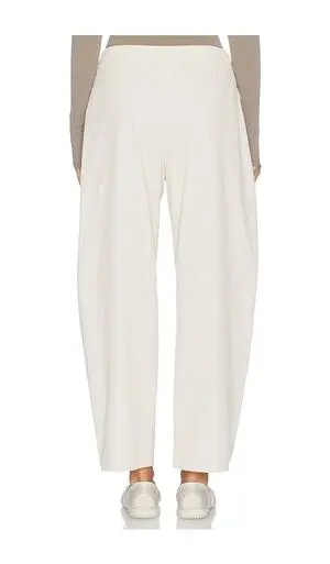 Beyond Yoga Peak Barrel Leg Pant In Beige