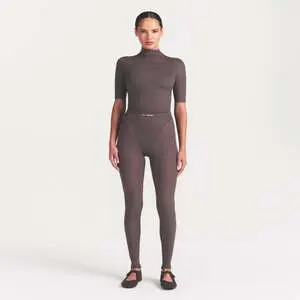 SKIMS V Panel 28" Legging | Grey | | Nike Weightless Layers