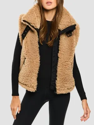 Sam. Sherpa Vest - Camel