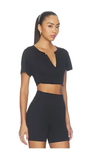 NIKESKIMS Crop Shortsleeve Top In Black