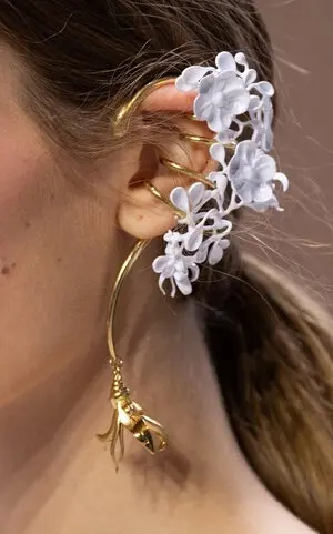 Chloé Gold And White Flower Spine Single Earring