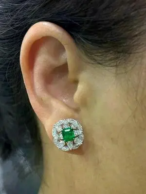 HYT JEWELRY Emerald And Diamond Stud Earrings - Silver