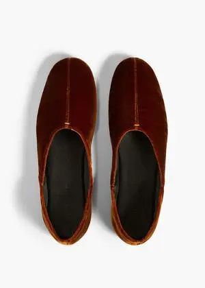 Khaite Jane Flat In Velvet - Rust