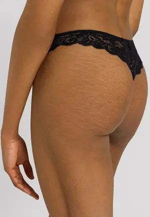 Hanro Luxury Moments Lace Thong - Black