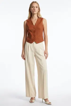 EXQUISE Sleeveless Lined Linen Vest With Welt Pockets