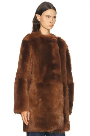 TOTEME Short Silky Shearling Coat In Brown