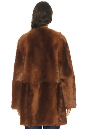 TOTEME Short Silky Shearling Coat In Brown