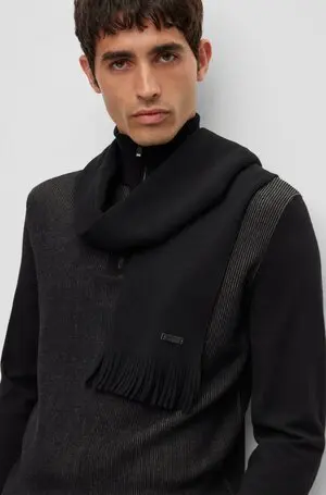 Hugo Boss Logo Patch Raschel Knitted Scarf