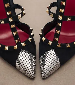 Valentino Garavani Rockstud Chainmail Suede Pumps - Black