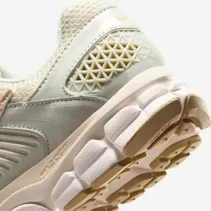 Nike Zoom Vomero 5 Low Top Sneakers