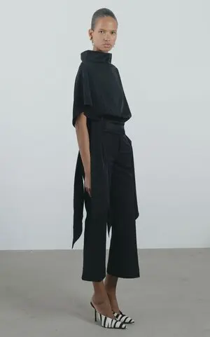 Arakii Exclusive Open Side Top