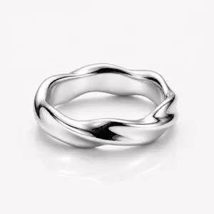 OUTRAGE LONDON Wavy Band Ring - Silver